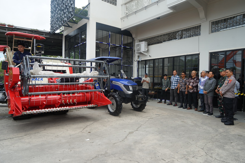 PT Kotrack Hadir di Sidrap, Petani Kini Lebih Mudah Akses Alsintan ...
